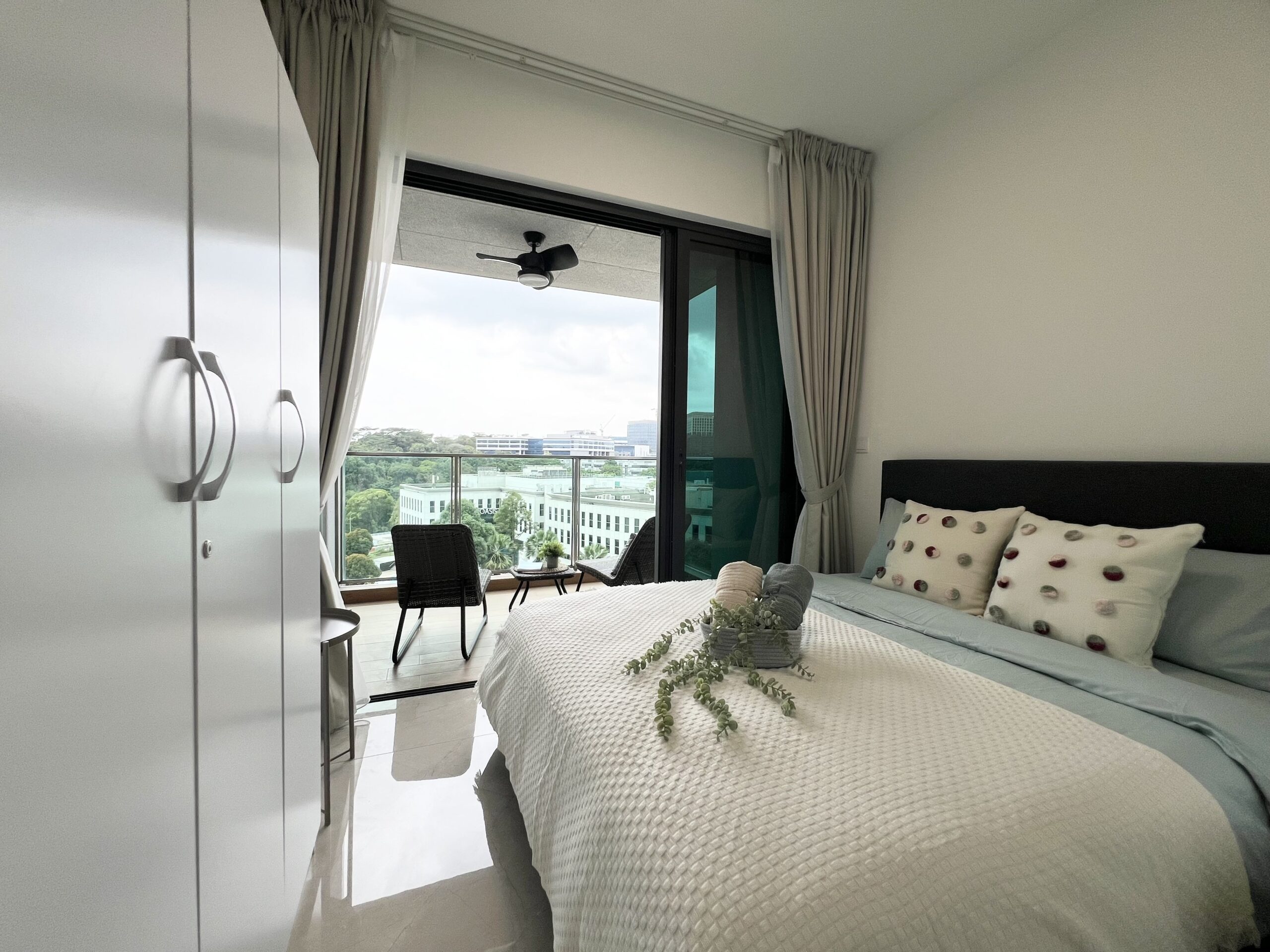 Normanton Park Premium Common Room with Balcony (NP3) - Commune ...